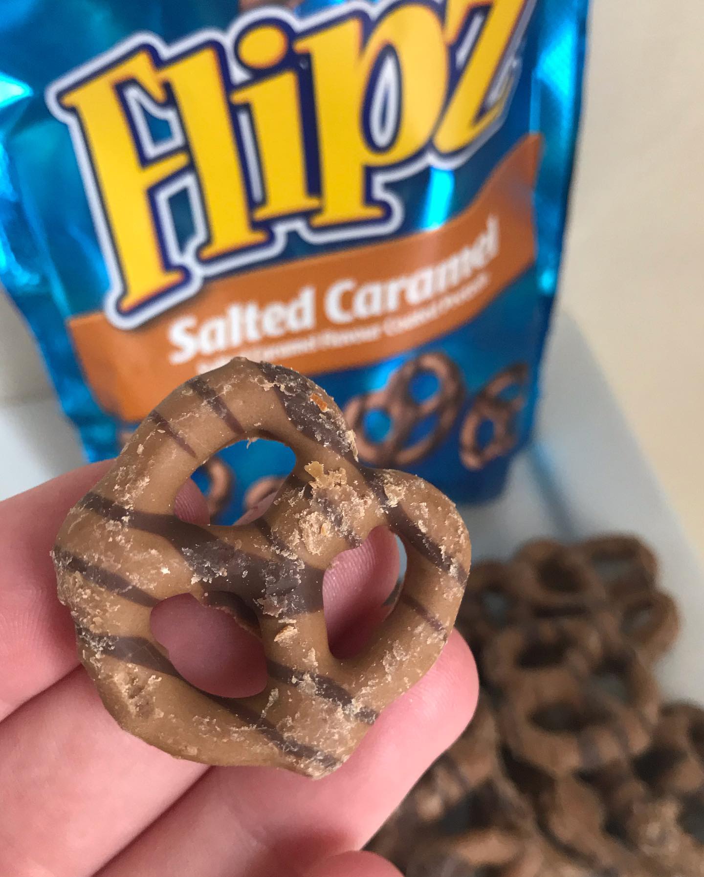 [BestBefore-28Jun2025] Flipz Salted Caramel Flavour Coated Pretzels 90 ...